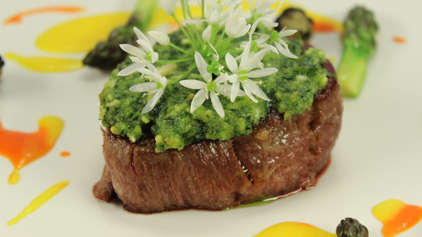 Filetto di manzo in crosta di aglio orsino, salsa ai peperoni e perle ...