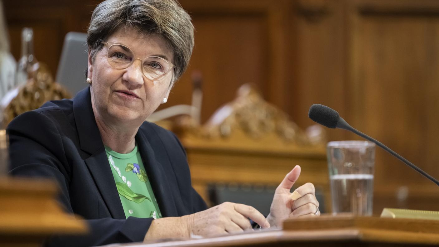 Viola Amherd cade e si infortuna - RSI