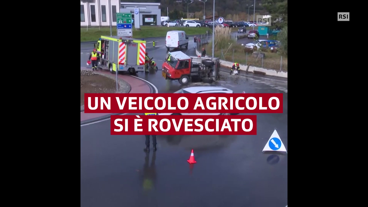 Legna sulla strada, ma il conducente del trattore ribaltato è illeso - RSI